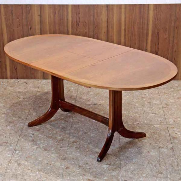 天板を真ん中から左右に開くようにスライドさせ、中央から出てくる中板をはめ込んで広げるタイプ。北欧ヴィンテージの家具に多く見られ、チーク材などの美しい木目が特徴的です。普段はコンパクトに使い、来客時や家族が集まる時だけ広く使えるのが最大の魅力...