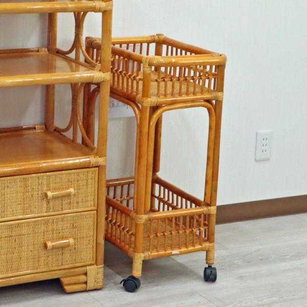 サイズ：幅 45 ×  奥行 30 × 高 77 cm主材：籐/ラタン ポリエステルウレタン樹脂塗装インドネシア製◆軽量で丈夫なラタン製のテーブル。■ハンドメイドの製品となります。また天然の素材を用いて作られておりますので個体差が生じます。