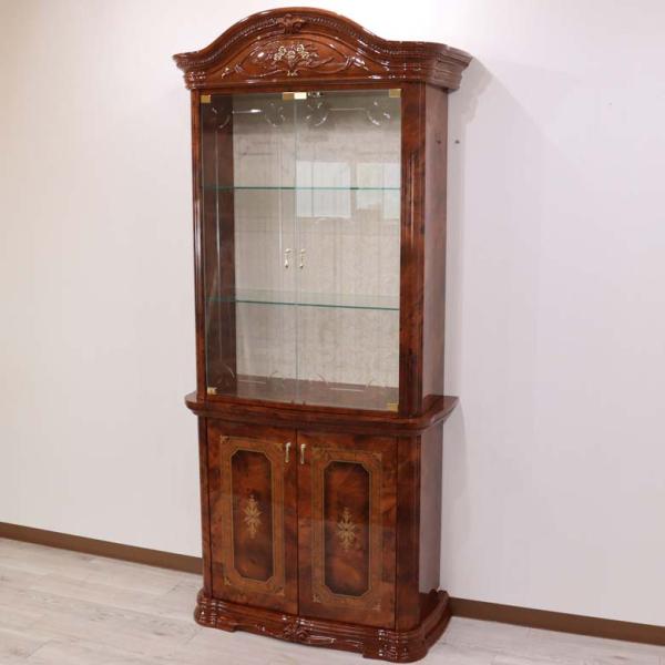 【寸 法】全体：W 96.7 × D 43.5 × H 212.5 cm棚ガラスサイズ：W 77 × D 27 cm上段内寸(高さ)：101cmガラス2枚 位置調整可下台扉内寸W 77.5 × D 27 × H 上20/下29.5 cm 位...