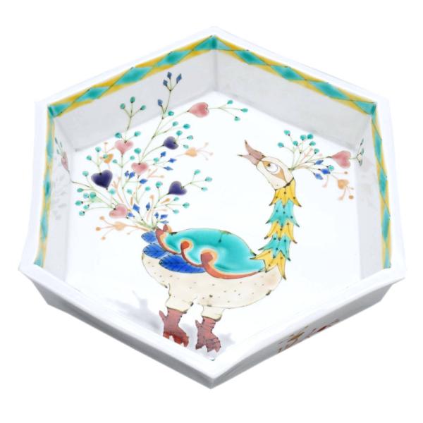 山近泰 九谷焼8号六角鉢（大鉢）印度孔雀素材：磁器サイズ：径25.5cm×高さ5.5cm箱：化粧箱作：山近泰（大志窯）山近泰による、独創的な感性と伝統技法が融合した「8号六角鉢 印度孔雀」です。六角形の洗練された大鉢をキャンバスに見立て、山...