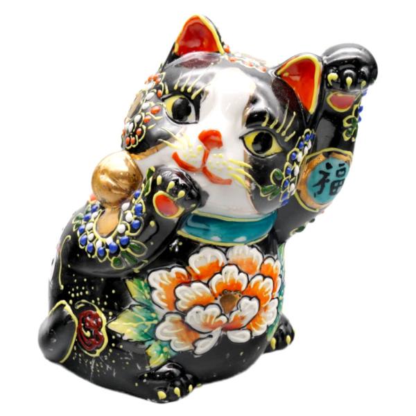 九谷焼 おいで猫（左手人お客招き猫）4号黒盛 花と蝶九谷焼金ラベル（素地：石川県産、加飾：九谷焼産地）素材：磁器サイズ：幅12.5cm×奥行11cm×高さ13cm箱：紙箱九谷焼の重厚な黒盛が際立つ、凛とした招き猫です。艶やかな漆黒の体躯には...