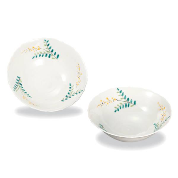 九谷焼金ラベル（素地：石川県産、加飾：九谷焼産地）素材：磁器サイズ：（共に）前幅21.5cm×奥行17cm×高さ2.5cm箱：化粧箱作：幸洋窯九谷焼の白磁に、春を告げるミモザをモダンに描いた中鉢のペアセットです。青緑の軽やかな葉と、明るい黄...