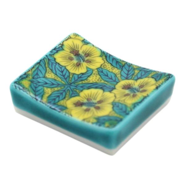 九谷焼 青郊窯箸置き 葵HC-29素材：磁器サイズ：3.8cm×3cm×1cm箱：なし作：青郊窯様々な絵柄を楽しめる箸置きシリーズ。いろいろ集めてコレクションするのも人気です。九谷焼を代表する色絵の名窯である青郊窯。約360年の歴史の中で生...