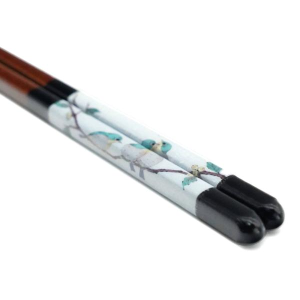 青郊窯 九谷色絵若狭塗箸 めじろ（黒 23cm）IC-09B素材：天然木表面塗装：ポリエステルウレタンサイズ：長さ23cm重量：14g箱：なし取扱：食洗機対応作：青郊窯九谷焼色絵で有名な青郊窯が若狭塗とコラボレーションしたお箸です。江戸時代...