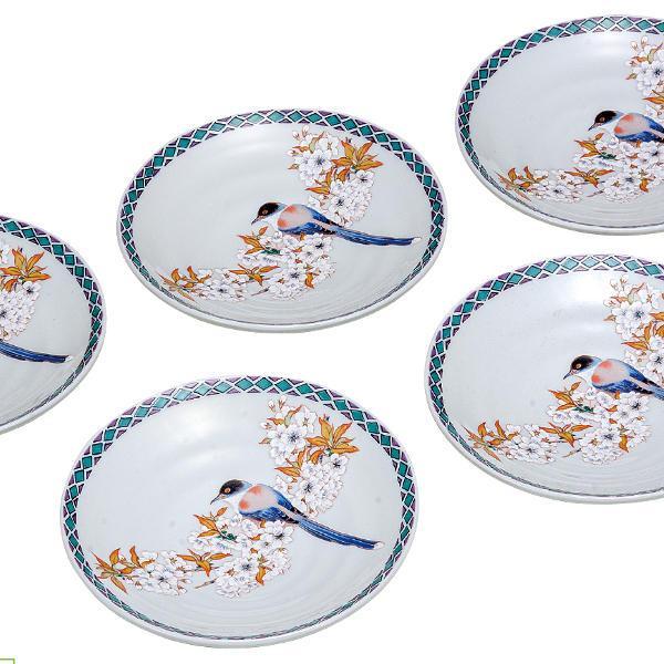 九谷焼銀ラベル（素地：日本、加飾：九谷焼産地）素材：磁器サイズ：径16cm箱：化粧箱山桜に鳥が描かれた、趣のある落ち着いた雰囲気の皿揃え（5枚セット）です。※色・柄の具合に一点一点個体差があり、画像と実物が若干異なる場合がございます。あらか...
