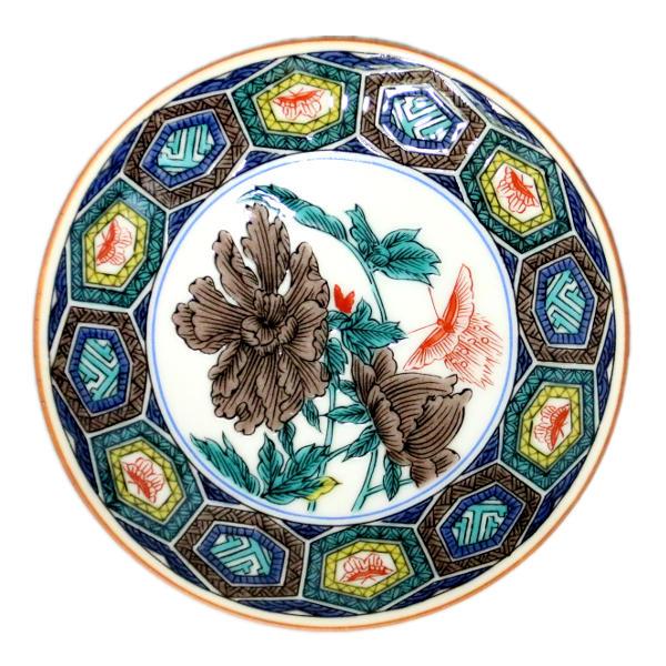 九谷焼 青郊窯豆皿 古九谷色絵亀甲牡丹蝶文MC-15九谷焼銀ラベル（素地：日本、加飾：九谷焼産地）素材：磁器サイズ：径10.5cm×高さ2cm箱：なし作：青郊窯九谷五彩で彩られた色彩美を食卓で楽しめる豆皿です。お刺身やお寿司のお醤油皿、香の...