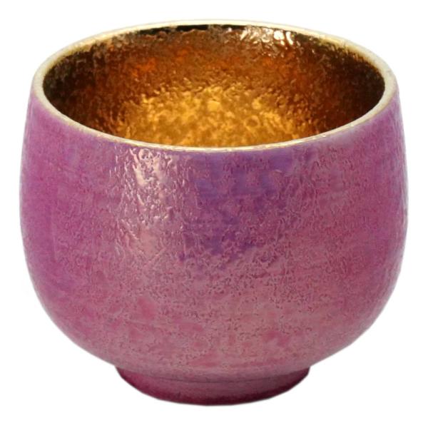 九谷焼 双鳩窯ぐい呑み 釉滴金彩 ピンクSQ-180素材：磁器サイズ：径5.8cm×高さ4.9cm箱：化粧箱作：双鳩窯人気女流作家・櫻井千絵さんご夫妻が作陶されている「双鳩窯」銀箔に顔料を加工した色箔を外側に施し、内側を金で豪華に彩った盃で...
