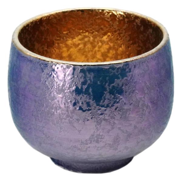 九谷焼 双鳩窯ぐい呑み 釉滴金彩 ブルーSQ-181素材：磁器サイズ：径5.8cm×高さ4.9cm箱：化粧箱作：双鳩窯人気女流作家・櫻井千絵さんご夫妻が作陶されている「双鳩窯」銀箔に顔料を加工した色箔を外側に施し、内側を金で豪華に彩った盃で...