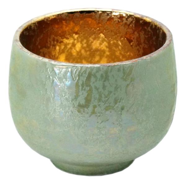九谷焼 双鳩窯ぐい呑み 釉滴金彩 グリーンSQ-184素材：磁器サイズ：径5.8cm×高さ4.9cm箱：化粧箱作：双鳩窯人気女流作家・櫻井千絵さんご夫妻が作陶されている「双鳩窯」銀箔に顔料を加工した色箔を外側に施し、内側を金で豪華に彩った盃...