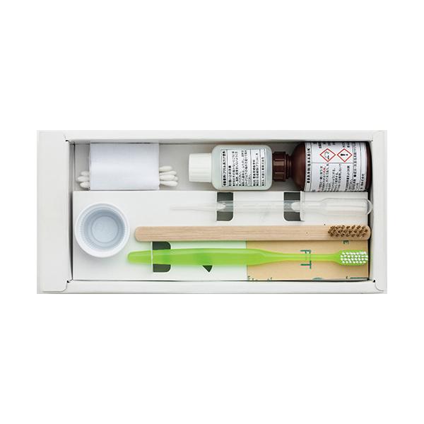 健やかおもての補修用品です。タバコのコゲ跡、こぼし跡（汚れ）などを　お手入れする小道具、洗浄剤、補修塗料など、一式が入ったお手入れセットです。写真の色と現物は異なる場合があります。