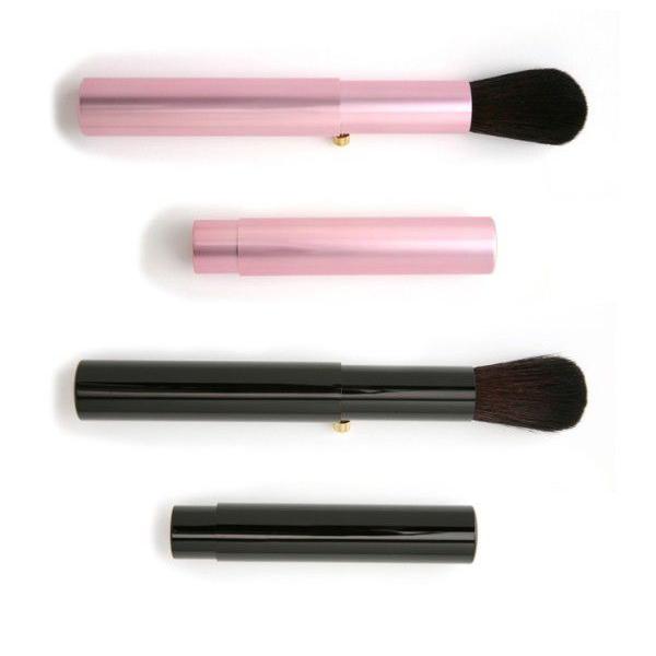 キャップのついたパウダーブラシ。穂先が収納できるのでバッグが粉で汚れず携帯に便利です。チークブラシにも使える大きさです。毛質は耐久性に優れ、粉含みの良い白尖峰（高級山羊毛）を使用。粗光峰よりは少し硬めの毛質ですが、充分な柔らかさがあります。...