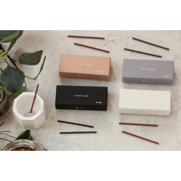 レスイズモア・・・ 20世紀に活躍したドイツの建築家はこのような言葉を残しました。シンプルなデザインを追求することで、美しく豊かなモノが生まれるという信念です。お香は古くさいとか、和風だからというそんなお香の概念をひっくり返したい。良いもの...