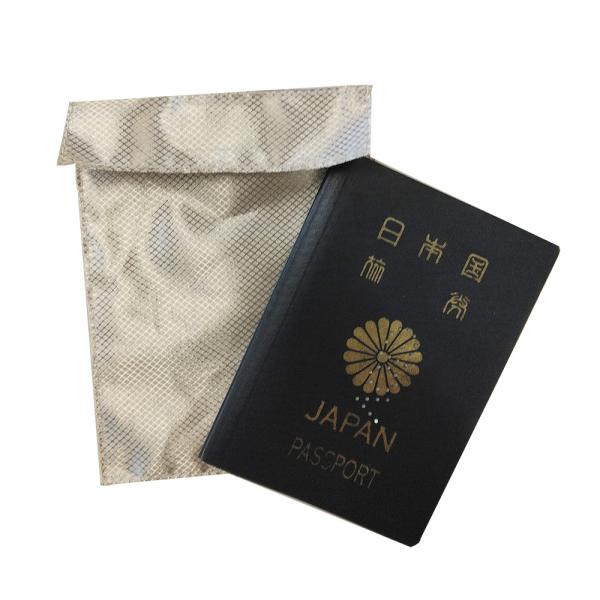パスポートやクレジットカードなど、ICチップ情報の不正な読み取りを防ぐスキミング防止ポーチです。◆パスポートやカードなどのデータ盗み取りの予防・対策に◆お手持ちのパスポートホルダーやバッグにそのまま使用できます。※生地の性質上、シワが生じま...