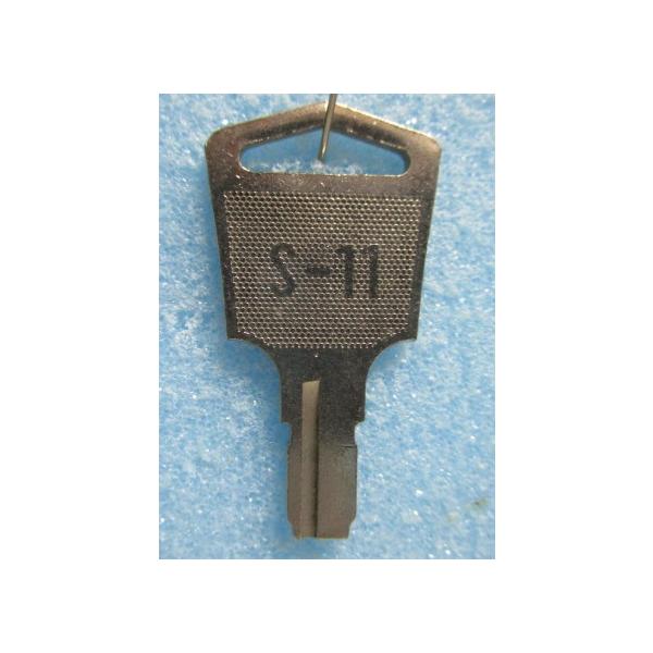 【パチスロ実機の設定キー】です。メーカー：サミー/Sammy鍵番号：S-11番『 対象機種 』初代/アラジン・等・画像を載せておりますので参考にして、ご覧になってください。対応機種のお問い合わせは受け付けておりません。購入者で、ご確認をお願...