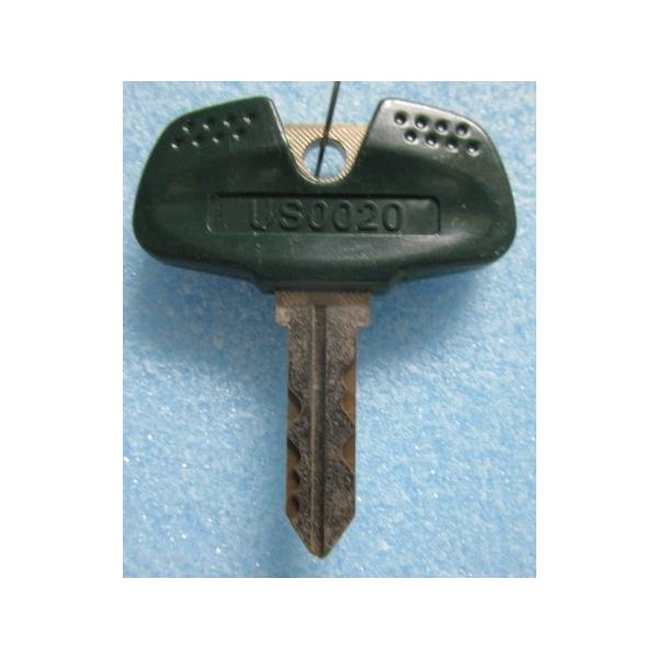 【スロット実機用ドアキー】対応メーカー：アルゼ対応機種：不明鍵番号：US0020番スペアキーは、純正よりもひっかかった感じで回りにくい事もございます。中古品の為、傷・汚れ・等・ある事がございます。文字数制限がある為、以降はパソコンでご覧にな...