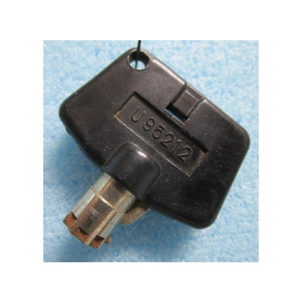 【パチスロ実機のドアーキー】です。メーカー：ユニバーサル/アルゼ系鍵番号：U95212　(純正)(クランキーコンドル)用画像を載せておりますので参考にして、ご覧になってください。対応機種のお問い合わせは受け付けておりません。購入者で、ご確認...