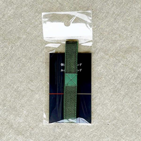 ジャバラ型の御朱印帳が開いてしまわないよう、とめておくバンドです。伸縮性のあるゴムバンドですので当店で取り扱っております御朱印帳(横11cm×縦16cm)のサイズはこちろん、一回り大きいサイズの御朱印帳(横12.5cm×縦18.5cm)の御...