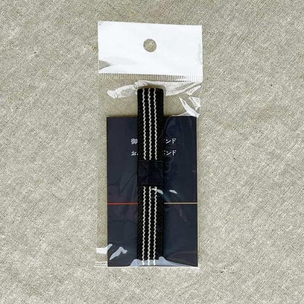 ジャバラ型の御朱印帳が開いてしまわないよう、とめておくバンドです。伸縮性のあるゴムバンドですので当店で取り扱っております御朱印帳(横11cm×縦16cm)のサイズはこちろん、一回り大きいサイズの御朱印帳(横12.5cm×縦18.5cm)の御...