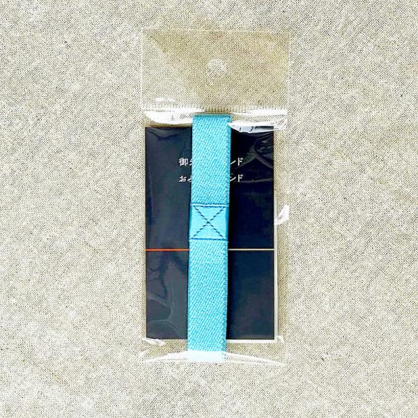 ジャバラ型の御朱印帳が開いてしまわないよう、とめておくバンドです。伸縮性のあるゴムバンドですので当店で取り扱っております御朱印帳(横11cm×縦16cm)のサイズはこちろん、一回り大きいサイズの御朱印帳(横12.5cm×縦18.5cm)の御...