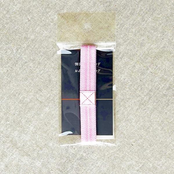 ジャバラ型の御朱印帳が開いてしまわないよう、とめておくバンドです。伸縮性のあるゴムバンドですので当店で取り扱っております御朱印帳(横11cm×縦16cm)のサイズはこちろん、一回り大きいサイズの御朱印帳(横12.5cm×縦18.5cm)の御...