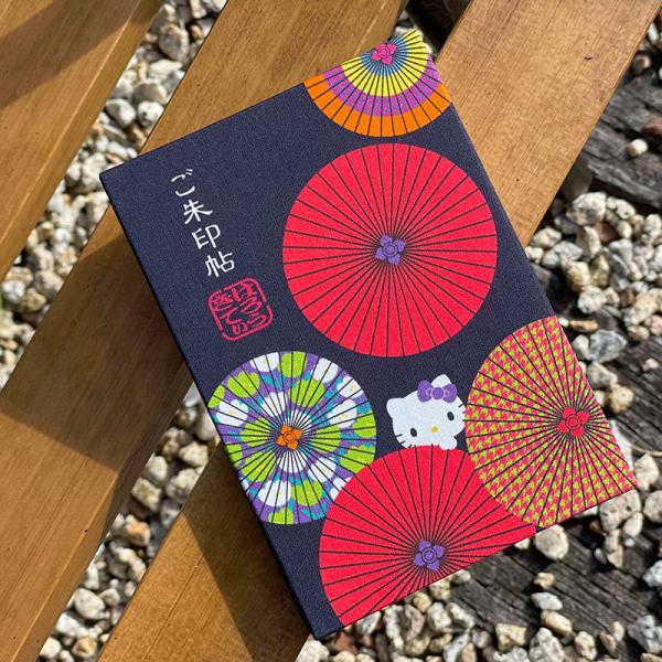 神社や寺院でご朱印を頂く帳面です。ホリーホックのキャラクターシリーズ御朱印帳。御朱印帳の紙は日本の多くの神社仏閣の御朱印帳で使用されております白色の和紙です。伝統技術を持つ職人が1冊1冊、手作りで蛇腹の御朱印帳を製本しております。ハローキテ...