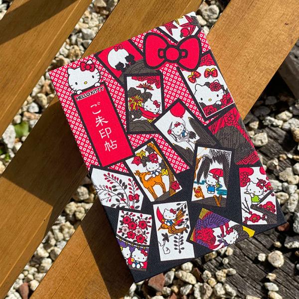 神社や寺院でご朱印を頂く帳面です。ホリーホックのキャラクターシリーズ御朱印帳。御朱印帳の紙は日本の多くの神社仏閣の御朱印帳で使用されております白色の和紙です。伝統技術を持つ職人が1冊1冊、手作りで蛇腹の御朱印帳を製本しております。ハローキテ...