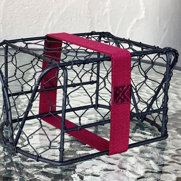 ジャバラ型の見開き御朱印帳がバックの中などで開いてしまわないようにとめておくバンドです。深みのある濃赤色。アクセントカラーとしておすすめです。伸縮性のあるゴムバンドのため当店で取り扱っております見開き御朱印帳(横24.5cm×縦18.5cm...