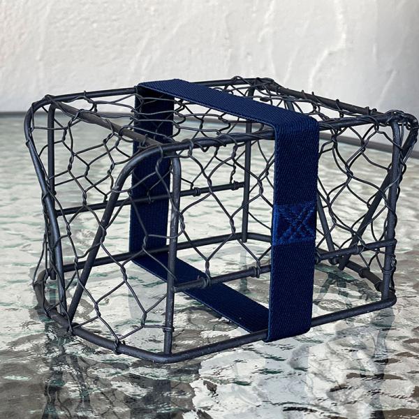 ジャバラ型の見開き御朱印帳がバックの中などで開いてしまわないようにとめておくバンドです。シックな紺色。品のある色合いです。伸縮性のあるゴムバンドのため当店で取り扱っております見開き御朱印帳(横24.5cm×縦18.5cm×厚み1.5cm)の...