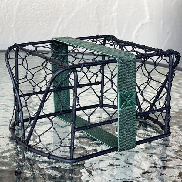 ジャバラ型の見開き御朱印帳がバックの中などで開いてしまわないようにとめておくバンドです。シックなグリーン。明るくなりすぎず趣のある色合いです。伸縮性のあるゴムバンドのため当店で取り扱っております見開き御朱印帳(横24.5cm×縦18.5cm...