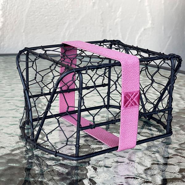 ジャバラ型の見開き御朱印帳がバックの中などで開いてしまわないようにとめておくバンドです。くすみがかったピンク色。派手になりすぎず上品な色味です。伸縮性のあるゴムバンドのため当店で取り扱っております見開き御朱印帳(横24.5cm×縦18.5c...