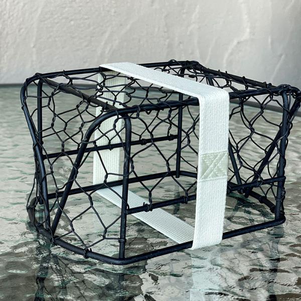 ジャバラ型の見開き御朱印帳がバックの中などで開いてしまわないようにとめておくバンドです。協調性のあるキナリ色。どんな色にでもあうオールマイティーカラーです。伸縮性のあるゴムバンドのため当店で取り扱っております見開き御朱印帳(横24.5cm×...