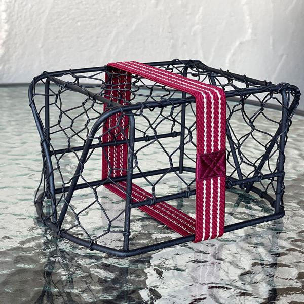 ジャバラ型の見開き御朱印帳がバックの中などで開いてしまわないようにとめておくバンドです。深みのある濃赤色に縞模様がアクセントに。単色ではない個性を出すことができます。伸縮性のあるゴムバンドのため当店で取り扱っております見開き御朱印帳(横24...