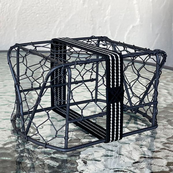 ジャバラ型の見開き御朱印帳がバックの中などで開いてしまわないようにとめておくバンドです。黒色に縞模様がアクセントに。白系の縞模様が入ることによって引き締まった雰囲気です。伸縮性のあるゴムバンドのため当店で取り扱っております見開き御朱印帳(横...