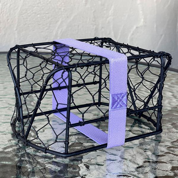 ジャバラ型の見開き御朱印帳がバックの中などで開いてしまわないようにとめておくバンドです。淡く少しくすんだ紫色。かわいらしいと、上品、2つの印象をもった色合いです。伸縮性のあるゴムバンドのため当店で取り扱っております見開き御朱印帳(横24.5...