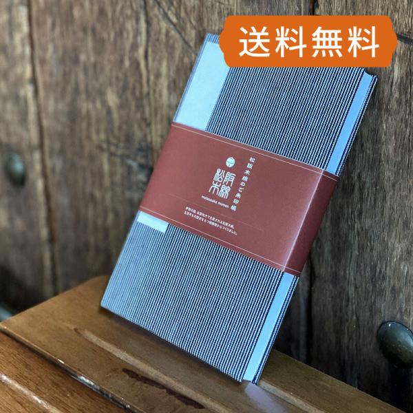 大判サイズ(横12cm×縦18cm)の御朱印帳。朱印帳(納経帳)は神社や寺院でご朱印を頂く帳面になります。表紙は伊勢の国の松阪地方の織物「松阪木綿木綿」を使用。松阪木綿特有の濃淡藍色の縦縞模様です。江戸時代、伊勢商人によって江戸に運ばれた木...