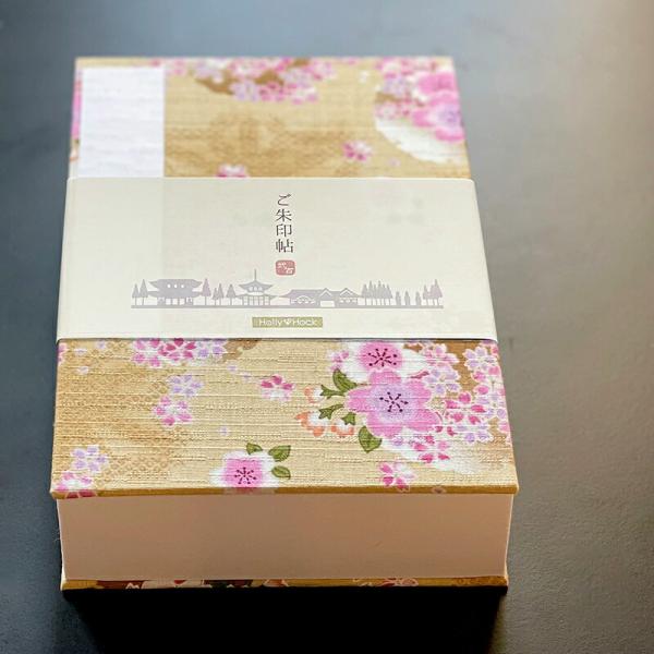 黄金色地に桜と鹿の子絞りがプリントされています。美しい日本の桜をグラデーションで表現された可憐な仕上がりとなっています。上品で優美な色合いのため大人のお客様におすすめです。大きな生地をカットして製作していますので、製品により柄の出方が異なり...