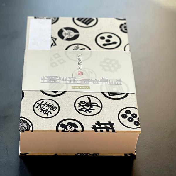 戦国武将の家紋をモチーフにしたデザイン。家紋とは自身のシンボル以外に子孫繁栄や平和な世など様々な願いをこめられ掲げられたとされています。シンプルで粋なデザインのため、武将好きにおすすめです。大きな生地をカットして製作していますので、製品によ...