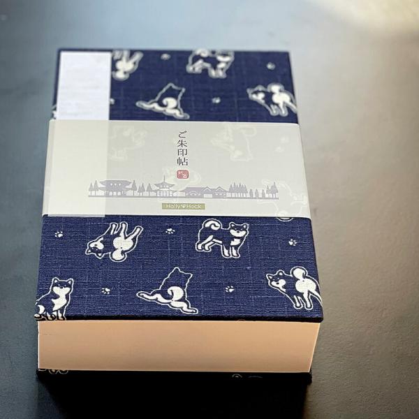 紺地に人気の柴犬と足跡の描かれた和柄です。神社やお寺をイメージしたシンプルな色合いとなっております。柴犬の仕草が愛くるしく、かわいいおしりがたまりません。しばいぬ好きにおすすめです。大きな生地をカットして製作していますので、製品により柄の出...