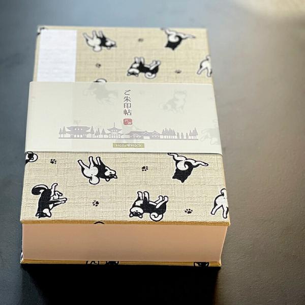 キナリ地に人気の柴犬と足跡の描かれた和柄です。神社やお寺をイメージしたシンプルな色合いとなっております。柴犬の仕草が愛くるしく、かわいいおしりがたまりません。しばいぬ好きにおすすめです。大きな生地をカットして製作していますので、製品により柄...