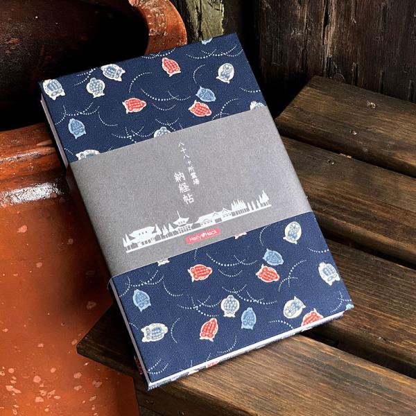 八十八ヶ所霊場巡礼専用納経帖(御朱印帳)です。 サイズは(横12cm×縦18cm、厚みは約2.5cm)。蛇腹奉書紙、両面94ページ。 八十八番までの印刷ページ(寺名はございません)と無地ページが6ページ。紺地に三色のふくろうの柄。ふくろうは...