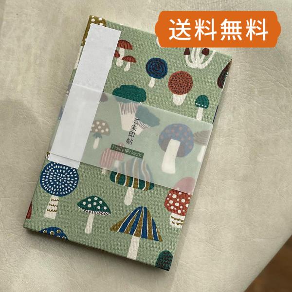 大判サイズ(横12cm×縦18cm)の御朱印帳。朱印帳(納経帳)は神社や寺院でご朱印を頂く帳面になります。少しくすんだグリーンの生地に色とりどりのきのこ柄。北欧風デザインのきのこは見ているだけで楽しい気分に。総柄の生地をカットして表紙を製作...