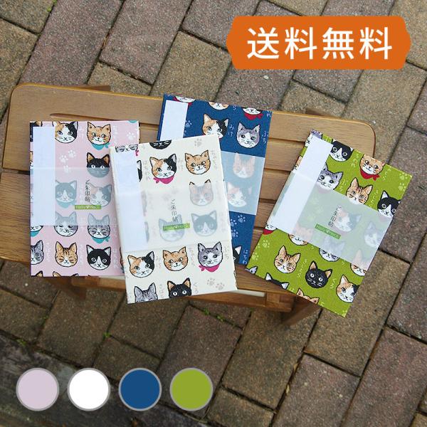 横11cm×縦16cmの一般的なサイズの御朱印帳です。馴染みのある柄の猫と、かわいい肉球が並んだどこか懐かしさを感じる柄の御朱印帳です。当店の御朱印帳は、全て国内で熟練の職人さんによって1冊ずつ丹精込めて手作りされています。この徹底した手作...