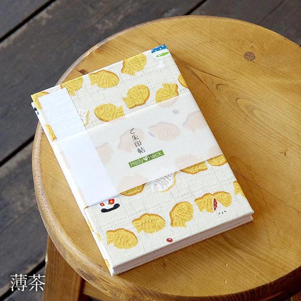 横11cm×縦16cmの一般的なサイズの御朱印帳です。かわいいたいやきが並んだ柄の御朱印帳です。愛らしい見た目で長い歴史のある縁起物です。当店の御朱印帳は、全て国内で熟練の職人さんによって1冊ずつ丹精込めて手作りされています。この徹底した手...