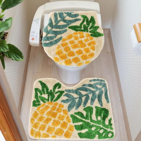 トロピカルデザインの華やかなトイレタリーセットです♪ふかふかな触り心地で、トイレがリラックス空間に！※洗濯機のご使用の場合は手洗いモードでお願いします。サイズ：約W42×45/W60×55cm重量：750g素 材：ポリエステル100％