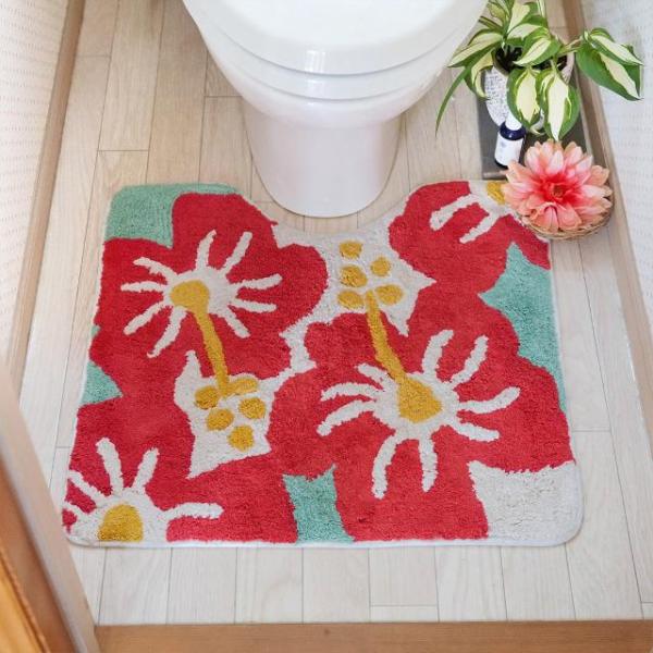 トロピカルデザインの華やかなトイレマットです♪ふかふかな触り心地で、トイレがリラックス空間に！※洗濯機のご使用の場合は手洗いモードでお願いします。※こちらの商品にはトイレのフタカバーは付いておりません。サイズ：約W60×H55cm素 材：綿...