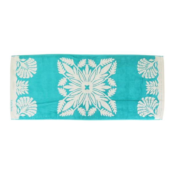 キャシー中島さんプロデュースのハワイをモチーフにしたフェイスタオルです。ハワイの風を感じるような美しいデザインが、日常を華やかに彩ってくれます。キルトの立体感を表現するために、グランド部分の表側はパイルが出ないように織り、生地の織り地がみえ...