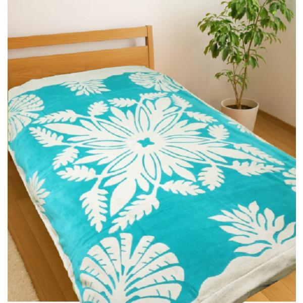 日本におけるハワイアンキルトの第一人者として有名なキャシー中島さんのブランド「Island Style」。ハワイの大自然や植物たちのキルトモチーフが施されたタオルケット。まるでハワイアンキルトのような立体感と配色のコントラストが優しい雰囲気...