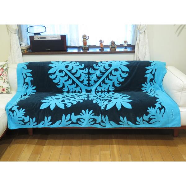 日本におけるハワイアンキルトの第一人者として有名なキャシー中島さんのブランド「Island Style」。ハワイの大自然や植物たちのキルトモチーフが施されたタオルケット。まるでハワイアンキルトのような立体感と配色のコントラストが優しい雰囲気...