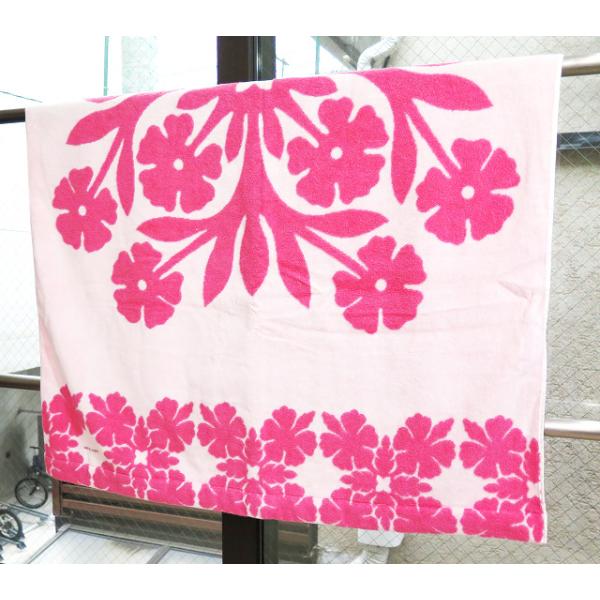 日本におけるハワイアンキルトの第一人者として有名なキャシー中島さんのブランド「Island Style」。ハワイの大自然や植物たちのキルトモチーフが施されたハーフケット。まるでハワイアンキルトのような立体感と配色のコントラストが優しい雰囲気...