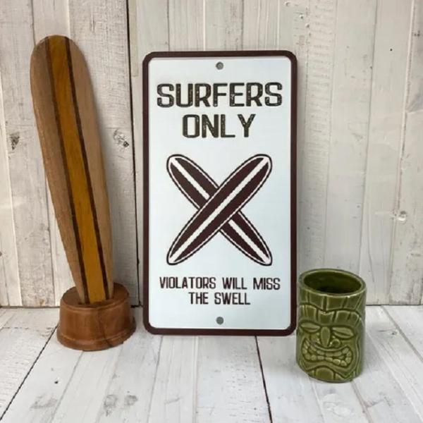 厚手のアルミプレートにメッセージ付きのかわいいイラストをプリントしました。SURFERS ONLYVIOLATORS WILL MISS THE SWELL〜サーファー専用駐車場違反すると、いい波を見逃しちゃうよ〜わざとかすれた感じのプリン...
